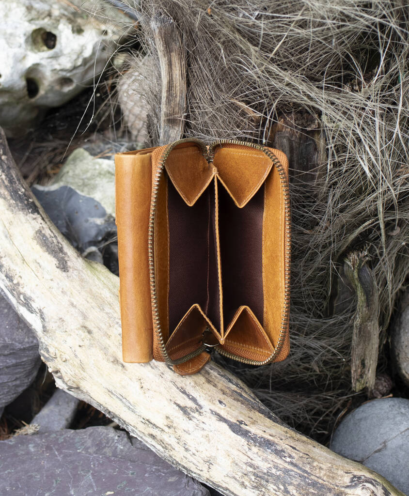 Woman's Medium Size Vintage Tan Leather Purse Wallet By Wombat