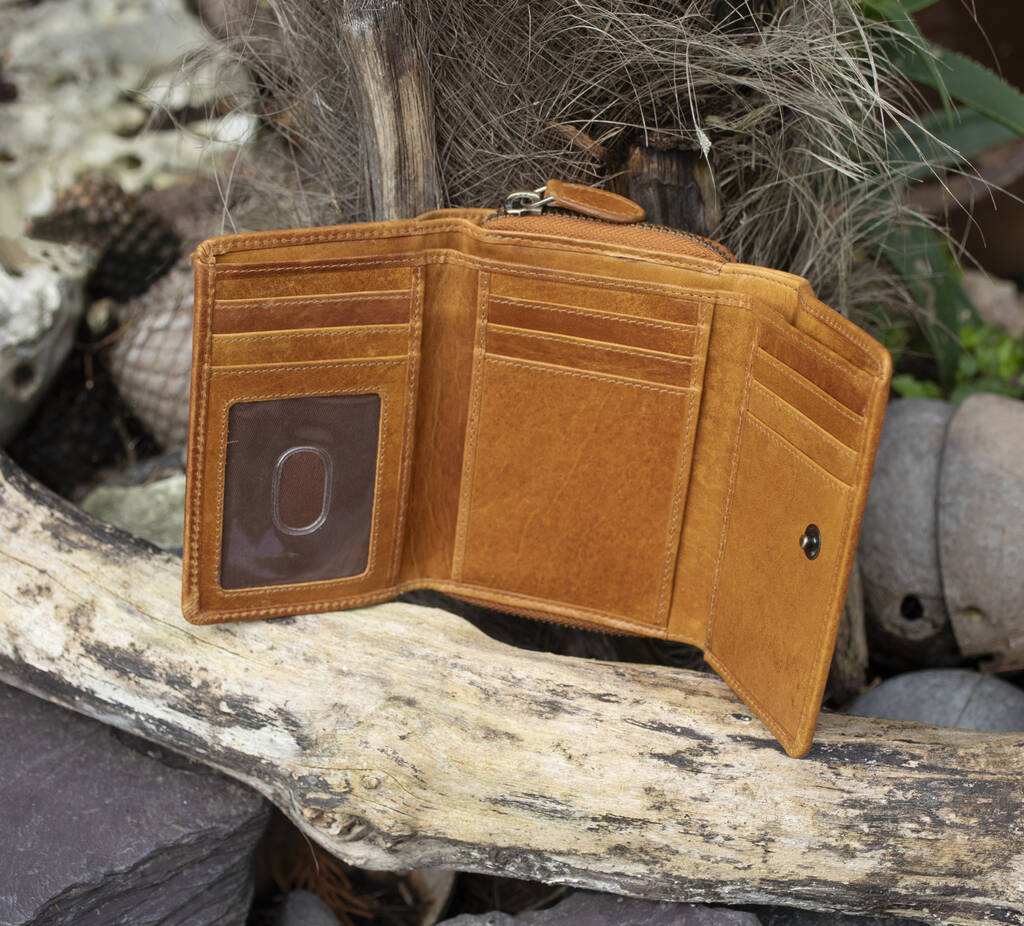 Woman's Medium Size Vintage Tan Leather Purse Wallet By Wombat