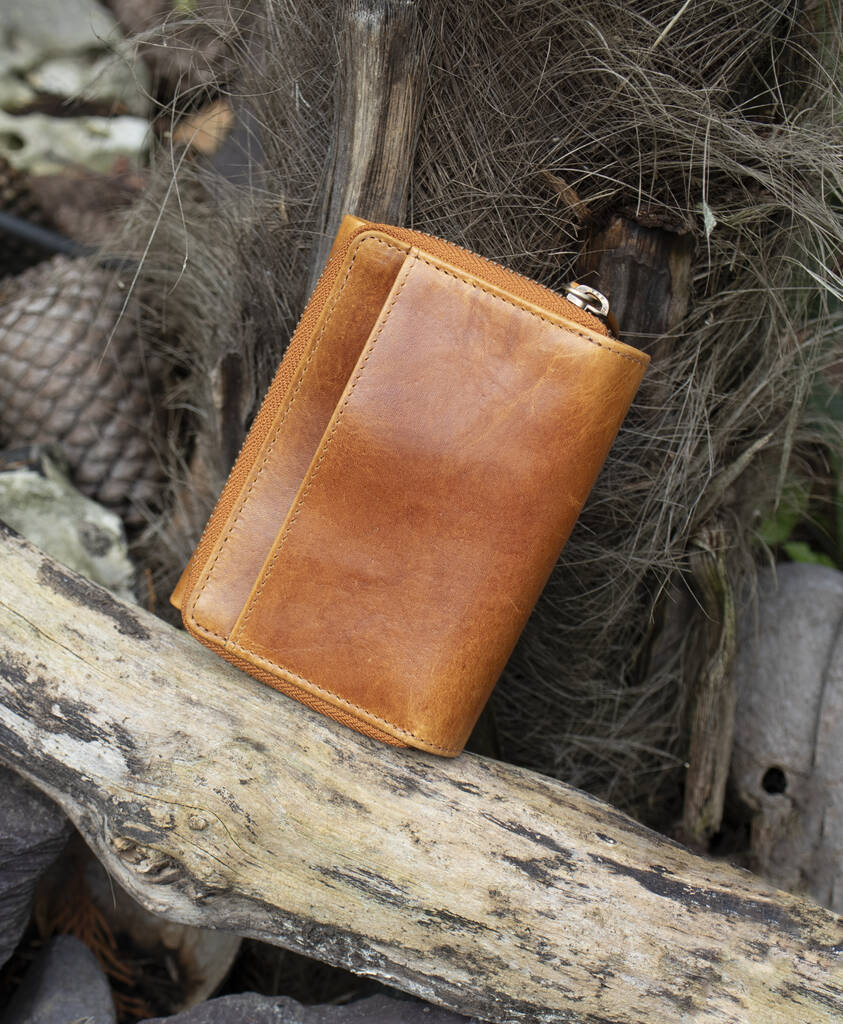 Woman's Medium Size Vintage Tan Leather Purse Wallet By Wombat