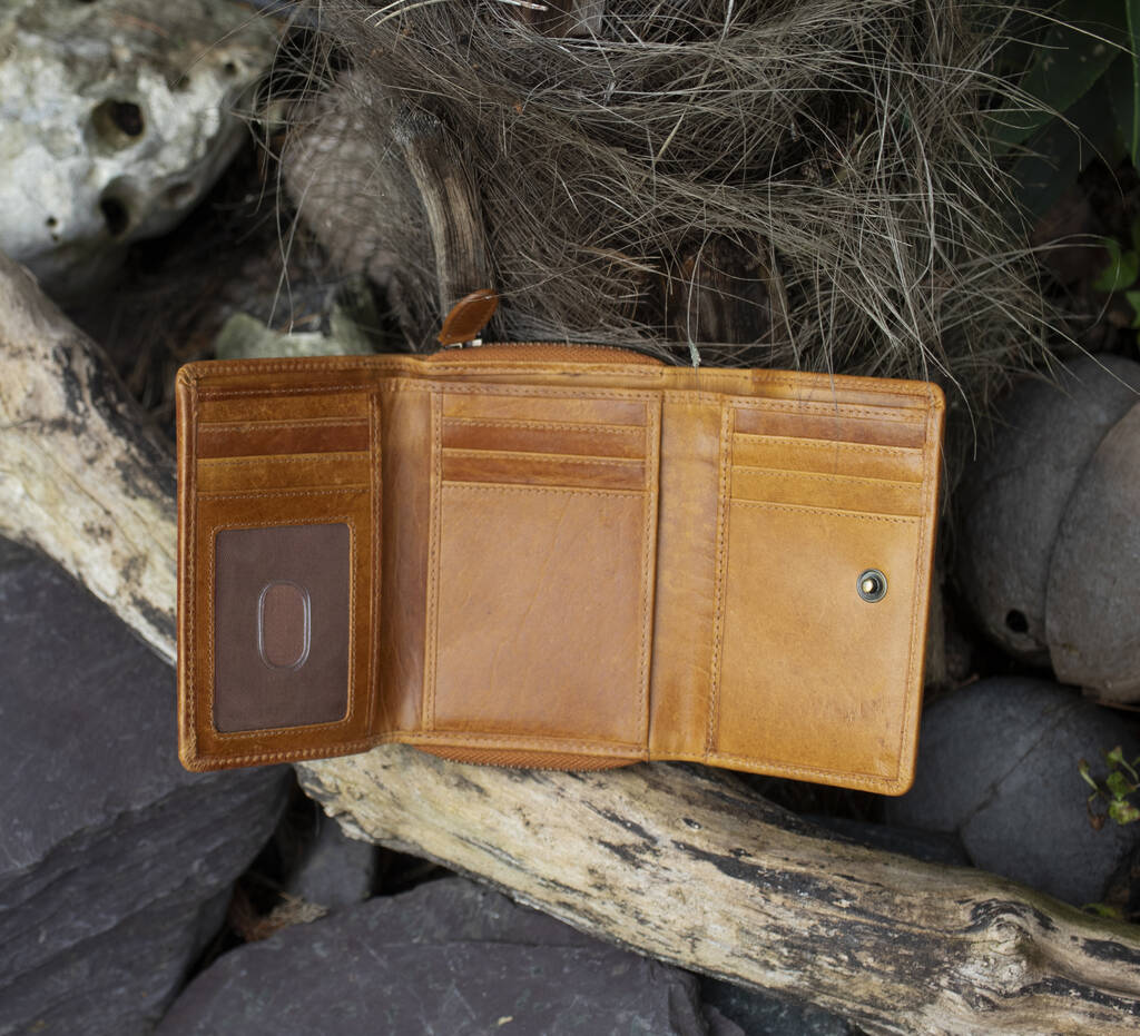 Woman's Medium Size Vintage Tan Leather Purse Wallet By Wombat